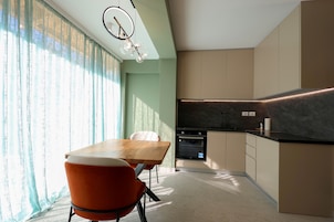 Apartamento de Luxo | Cozinha privada | Um forno, uma placa de cozinha, uma chaleira elétrica