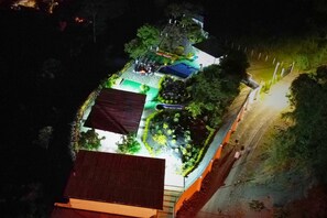 Fachada do alojamento (tarde/noite)