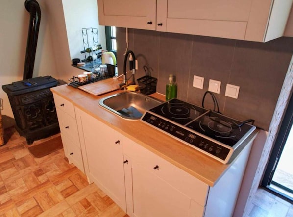 Casa (Holiday Home Saniv) | Cozinha privada | Um frigorífico