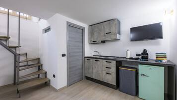 Apartamento Básico | Cozinha privada | Uma máquina de café expresso, uma cafeteira/bule