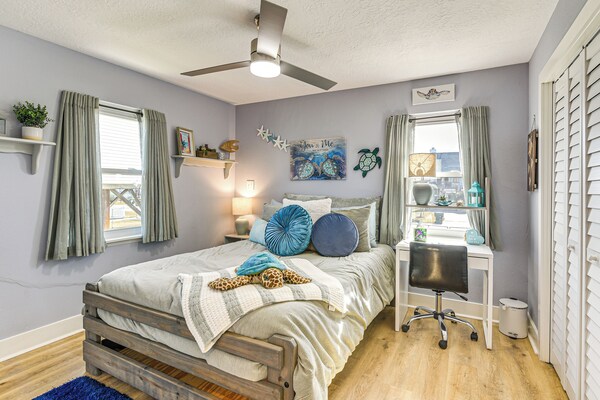 Canal-front Gem In Galveston: Fish, Crab & Unwind - Galveston