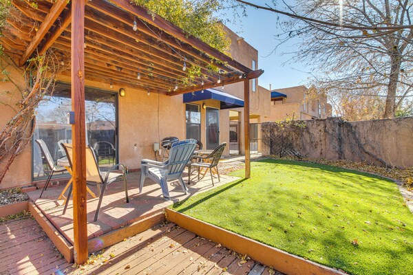 1 Mi To Unm: Convenient Albuquerque Townhome! - Albuquerque