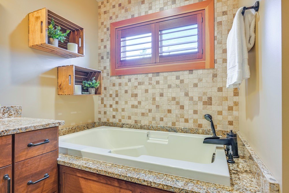 Gorgeous Home W/ Mt Rainier Views: 4 Mi To Poulsbo - Poulsbo, WA