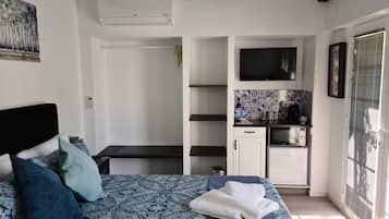 Quarto casal clássico, banheiro privativo, no pátio | 1 quarto, camas com colchões pillow-top, Wi-Fi de cortesia