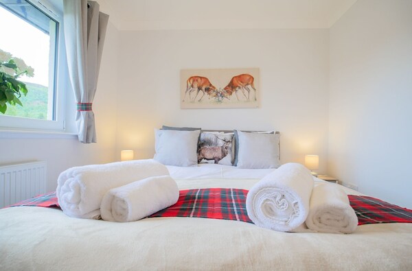 The Macgregor Is A Stylish Pet Friendly Two Bedroom Apartment Located In The Center Of Aviemore - Aviemore