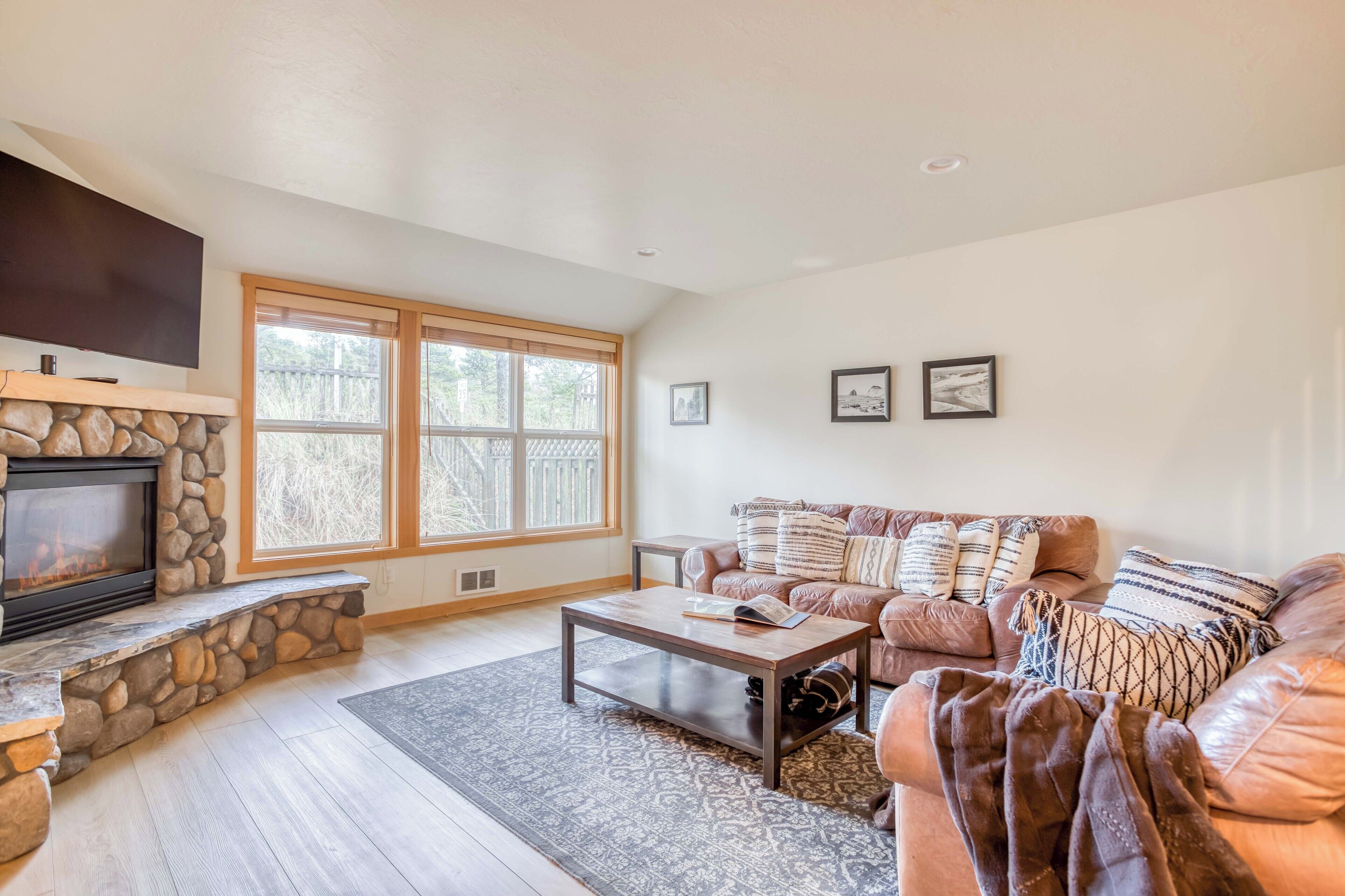 Spacious 3-bedroom Townhome In Shorepine Community! - Pacific City, OR