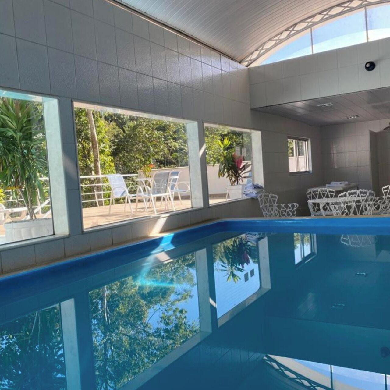 Piscina interior, piscina exterior, guarda-sóis, espreguiçadeiras 