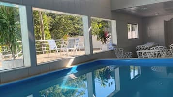 Piscina interior, piscina exterior, guarda-sóis, espreguiçadeiras