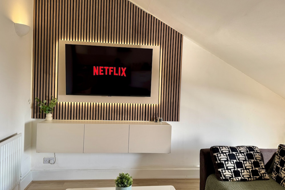 Stylish 1 Bed Apartment - Sleeps 4 & Free Parking - London