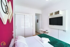 Estúdio Económico, vista parcial para o oceano | Cortinas/cortinados opacos, ferro/tábua de engomar, Wi-fi grátis 