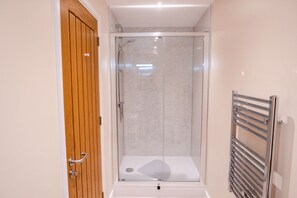 Chuveiro, secador de cabelo, toalhas de banho, sabonete