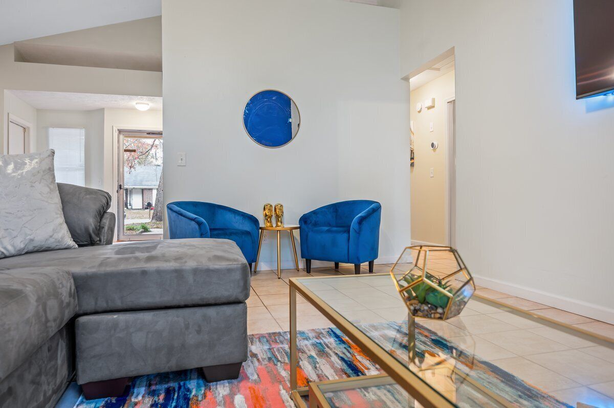 75'' Tv - Spacious Home - King Bed, Large Yard, No Stairs - Savannah, GA