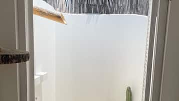 Quarto Quádruplo Deluxe, varanda | Casa de banho | Um polibã, toalhas fornecidas, sabão, papel higiénico