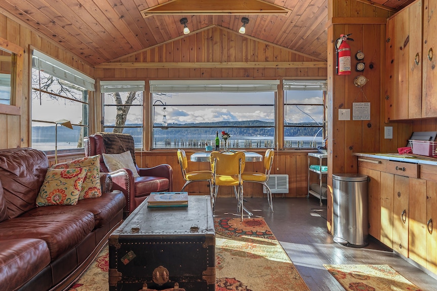 Romantic, Updated 1940's Cabin/ Pet Friendly | Waterfront | Fire Pit | Kayaks - Hoodsport, WA