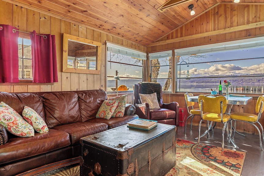 Romantic, Updated 1940's Cabin/ Pet Friendly | Waterfront | Fire Pit | Kayaks - Hoodsport, WA