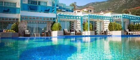 Piscina externa sazonal, guarda-sóis, espreguiçadeiras