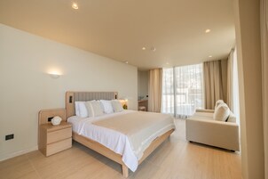 Suíte com design assinado, vista para o mar | Frigobar (abastecido com alguns itens grátis), cofres nos quartos