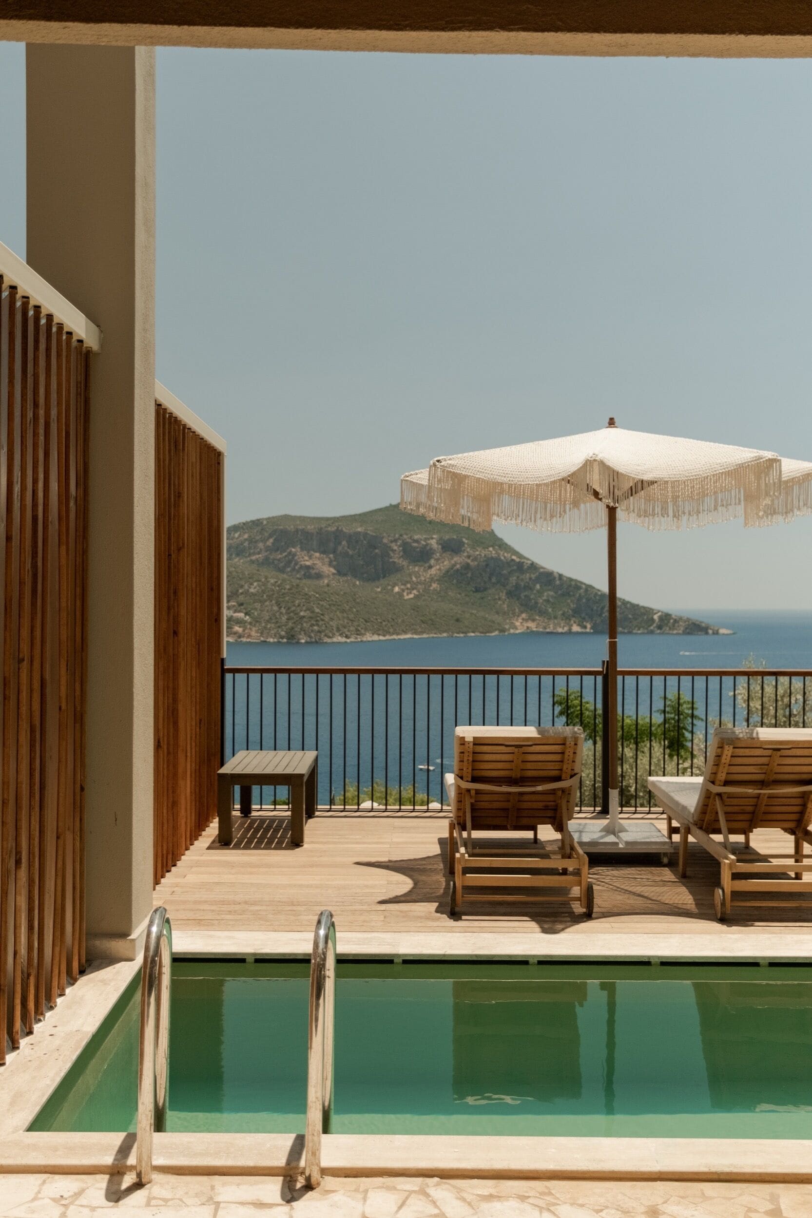 Quarto premium, vista para o mar | Frigobar (abastecido com alguns itens grátis), cofres nos quartos