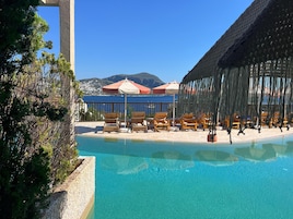 Quarto casal superior, vista para a piscina | Vista para o pátio