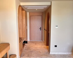 Quarto casal conforto, vista para a piscina | Banheiro | Chuveiro, secador de cabelo, chinelos, toalhas de banho