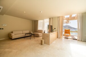 Suíte luxo, vista para o mar | Frigobar (abastecido com alguns itens grátis), cofres nos quartos