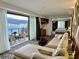 Apartamento Deluxe, varanda, vista para o lago | Secretária, secretária adequada para computadores portáteis