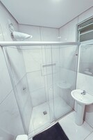 Quarto casal standard, banheiro privativo | Banheiro | Chuveiro, toalhas de banho, sabonete, shampoo