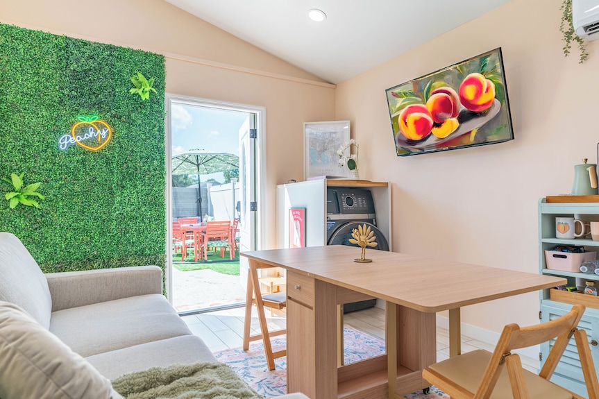 Peachy Paradise Tiny Home Getaway Near Raymond James & Downtown Tampa - Tampa, FL