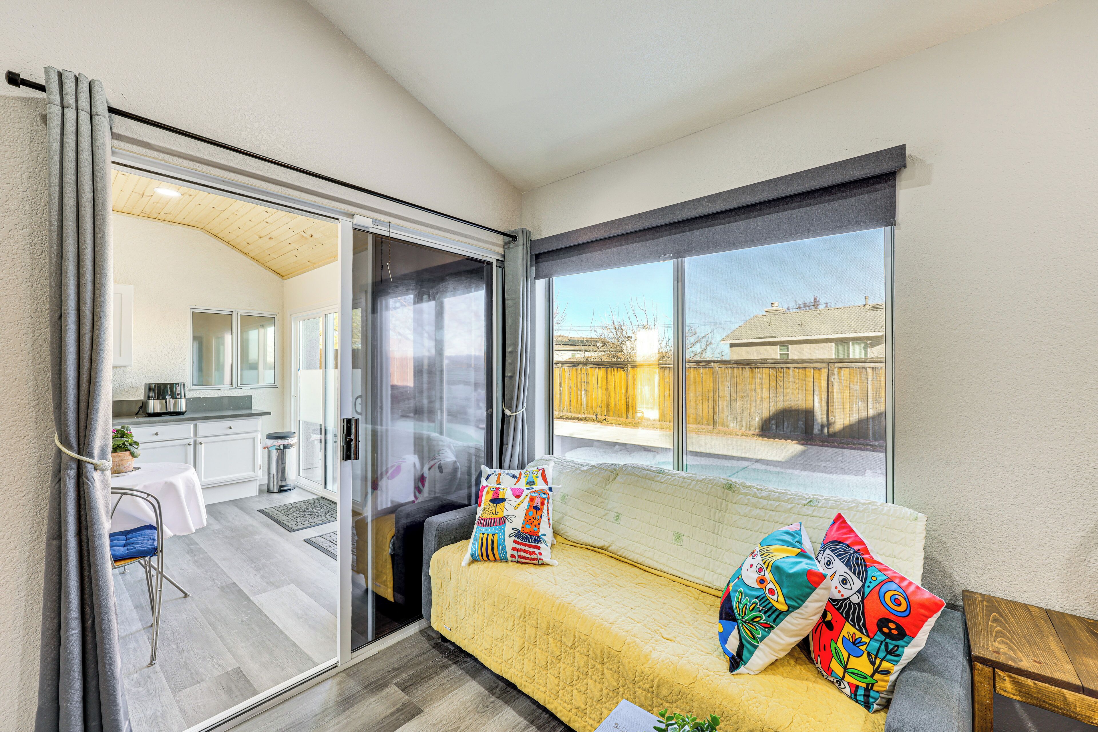 10 Mi To Mojave Narrows: Victorville Studio - Victorville, CA