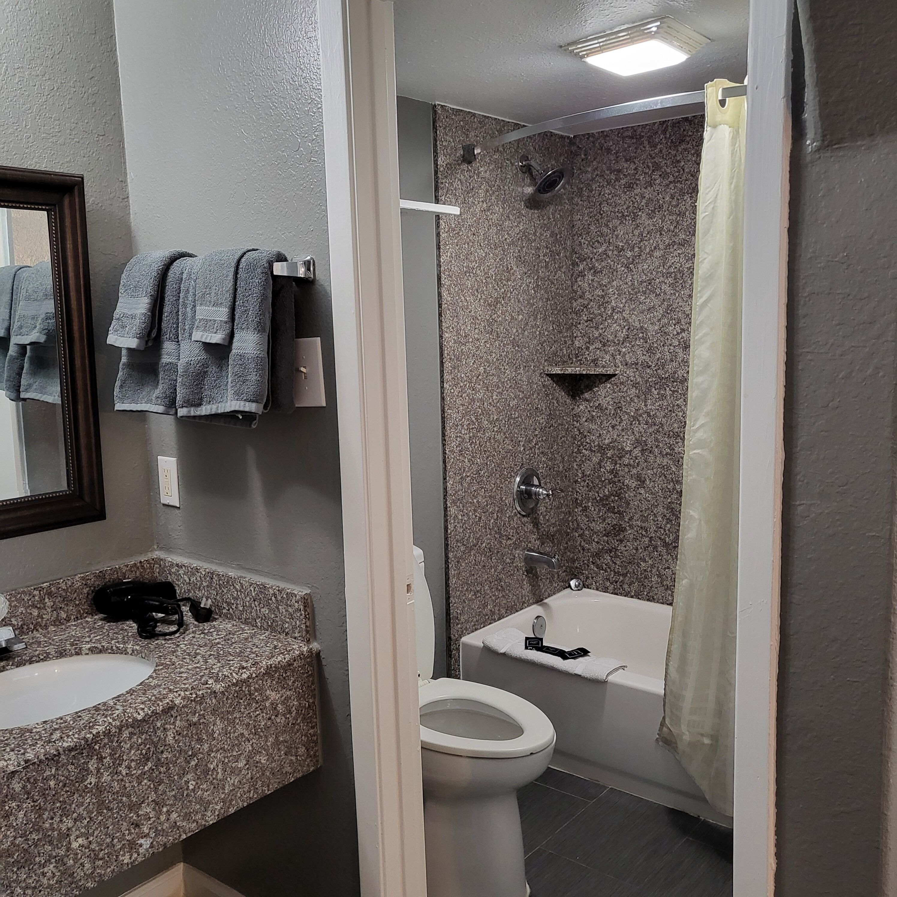 Quarto econômico, 2 camas Queen, sacada, vista para o jardim | Banheiro