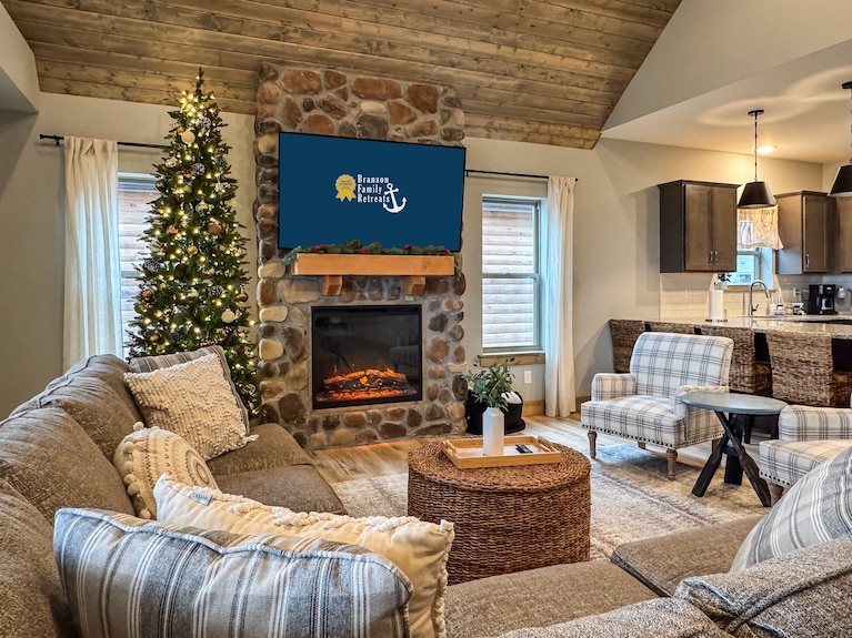 Dreamweaver Cabin | 180 Degree Views, Hot Tub, Dog-friendly, Pickleball - Missouri