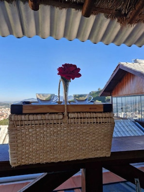 Chalé Comfort, vista para a montanha | Refeições ao ar livre