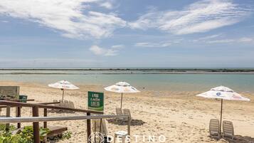 Apartamento | Praia | Na praia, areia branca, guarda-sóis, toalhas de praia
