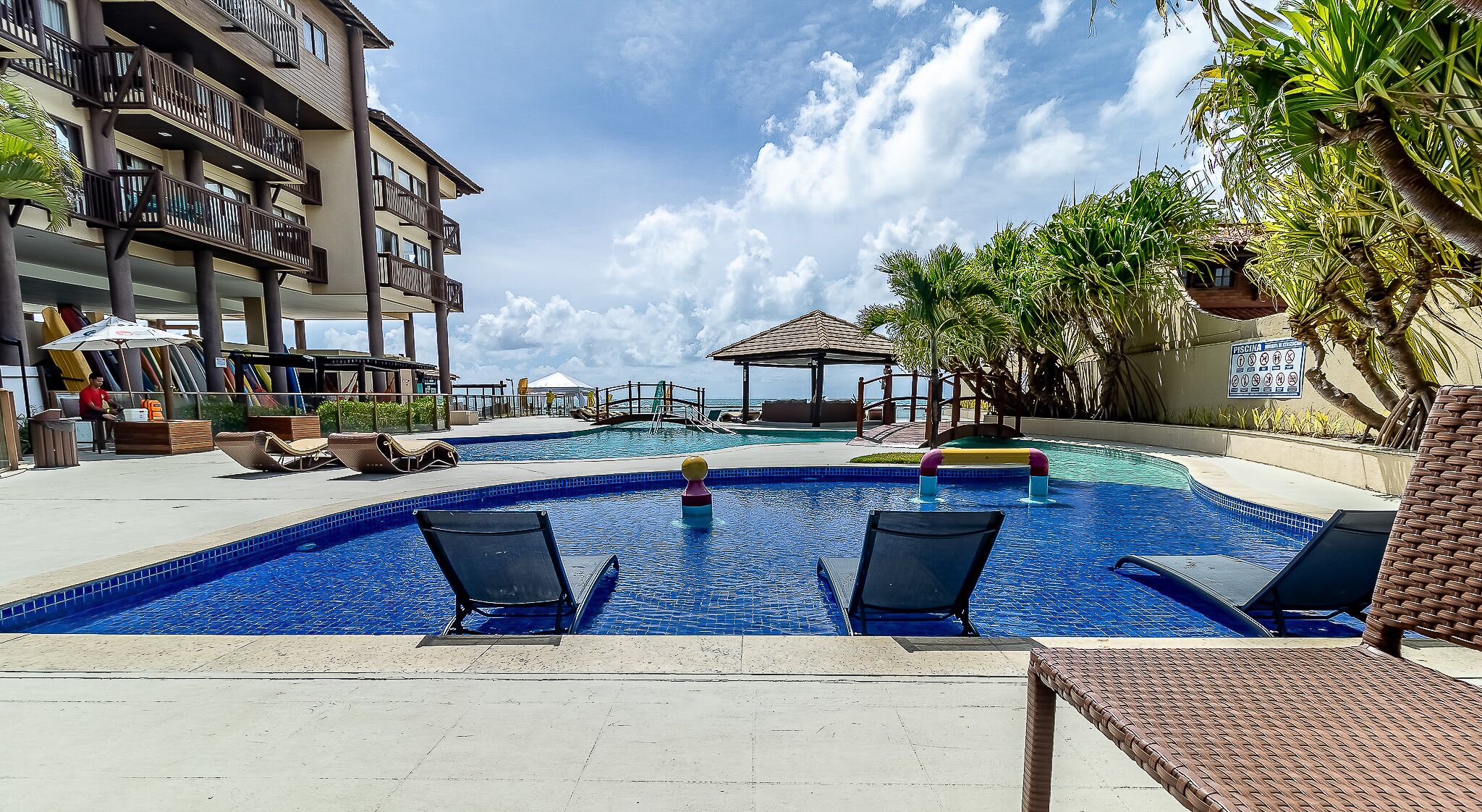 Apartamento | Piscina interior/exterior | Piscina exterior, toldos gratuitos, guarda-sóis 