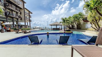 Apartamento | Piscina interior/exterior | Piscina exterior, toldos gratuitos, guarda-sóis