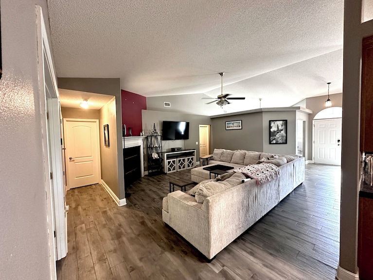 Forget Your Worries In This Spacious And Serene Space With A Beautiful Lake View - Milton, FL