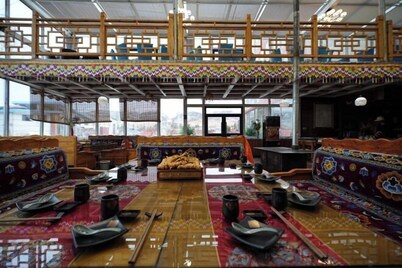 Qinghai Lake Zhaxi Tibetan-style Holiday Inn