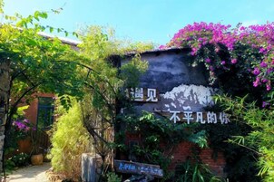 Paredes de tijolos com caracteres chineses e uma placa.