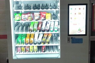 Máquina de vendas com diversos snacks e bebidas.