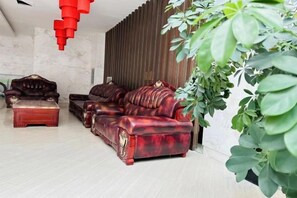 Uma sala de estar com sofá, mesa de centro e mesa lateral.
