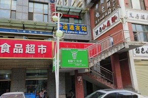 Placa de hotel com varanda e escadaria que leva a um andar superior.