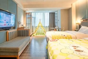 Quarto de hotel com uma cama, televisão, área de estar e uma estrutura semelhante a uma tenda.