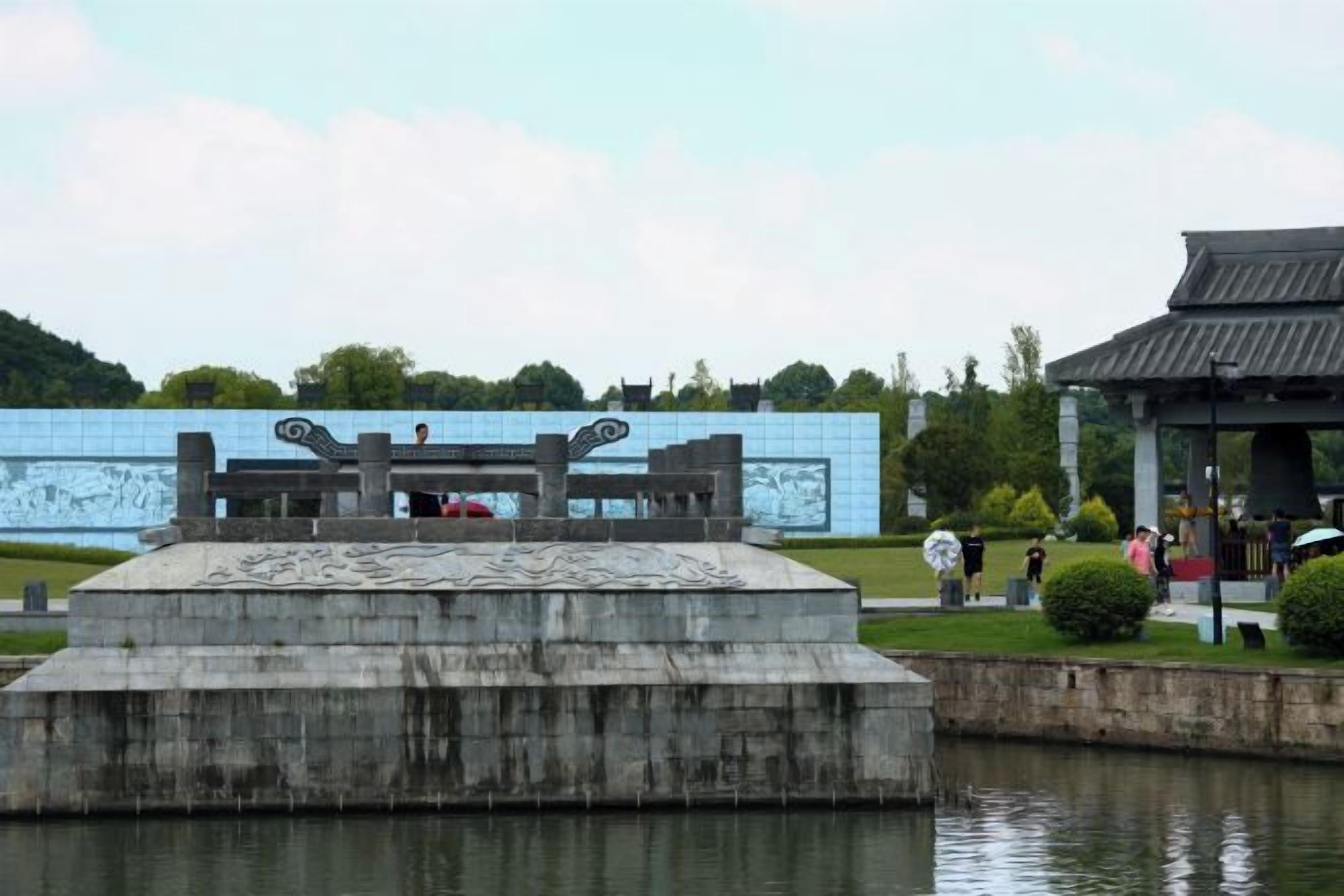 Uma ponte de pedra sobre a água, um edifício tradicional e uma construção moderna com fachada azul.