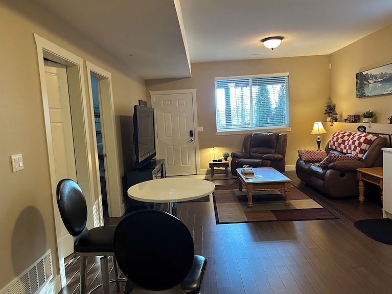 Lrg 1 Bdrm Ground Level Suite With A Private Entry In A Forest Setting. - メイプルリッジ