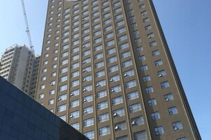 Um edifício alto com vários andares e muitas janelas.