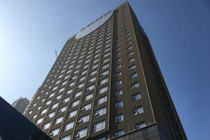 Um edifício alto com vários andares e janelas.
