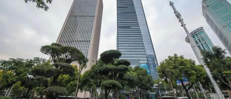Dois edifícios altos com um parque ao primeiro plano.