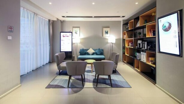 Uma sala de estar moderna com um sofá, duas poltronas, uma mesa de centro e uma estante.