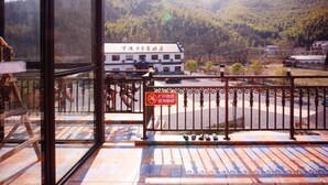 Um hotel com vista para uma paisagem montanhosa.