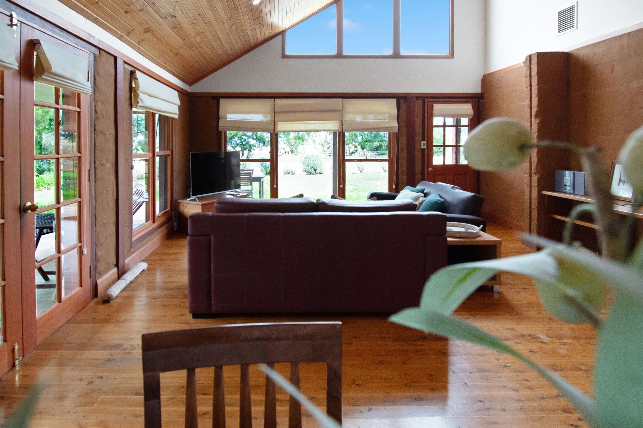 Little Bunda Cottage - Charming Mudbrick Stay - Wagga Wagga